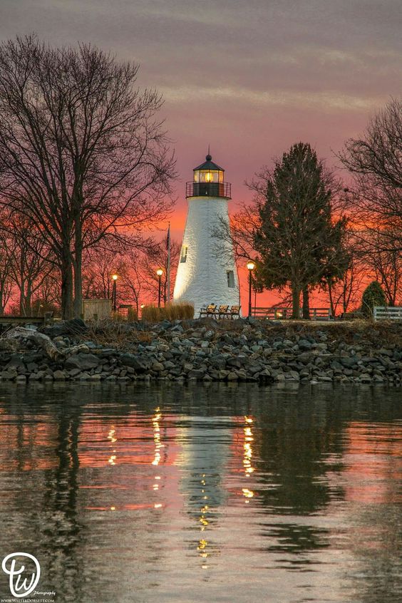 Solve Lighthouse at Sunset jigsaw puzzle online with 77 pieces