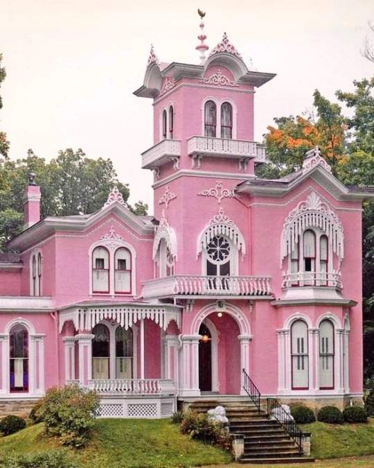 Solve COLORFUL BUILDING jigsaw puzzle online with 63 pieces