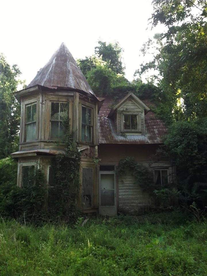 Solve The Turret jigsaw puzzle online with 108 pieces