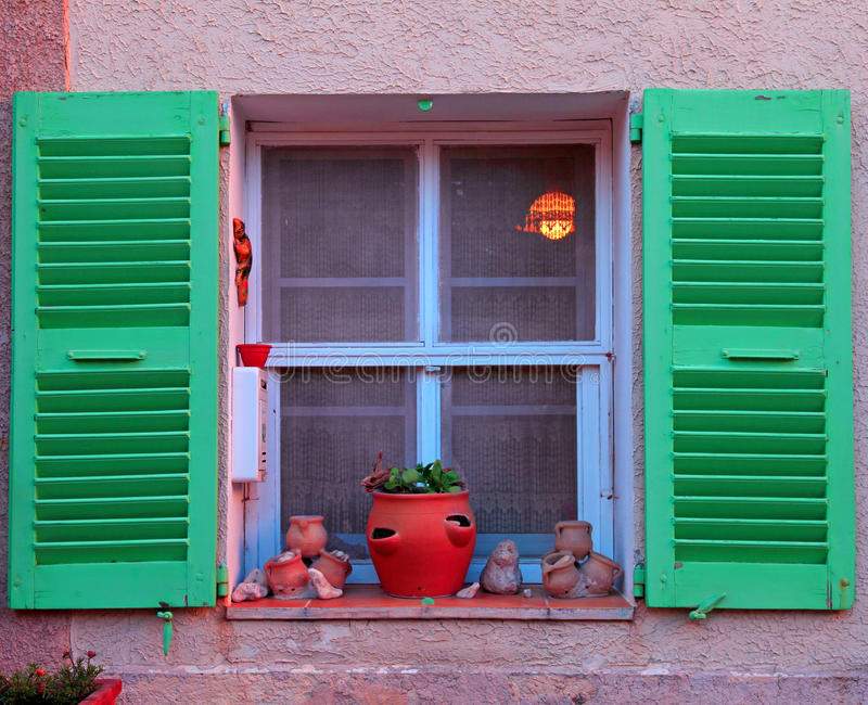 Solve BEAUTIFUL WINDOW jigsaw puzzle online with 63 pieces