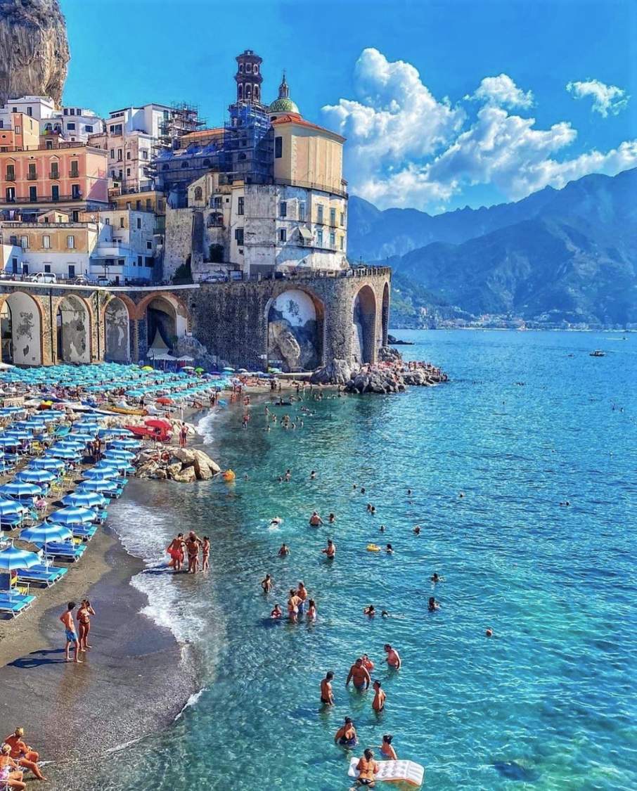 Solve Atrani, Amalfi jigsaw puzzle online with 42 pieces