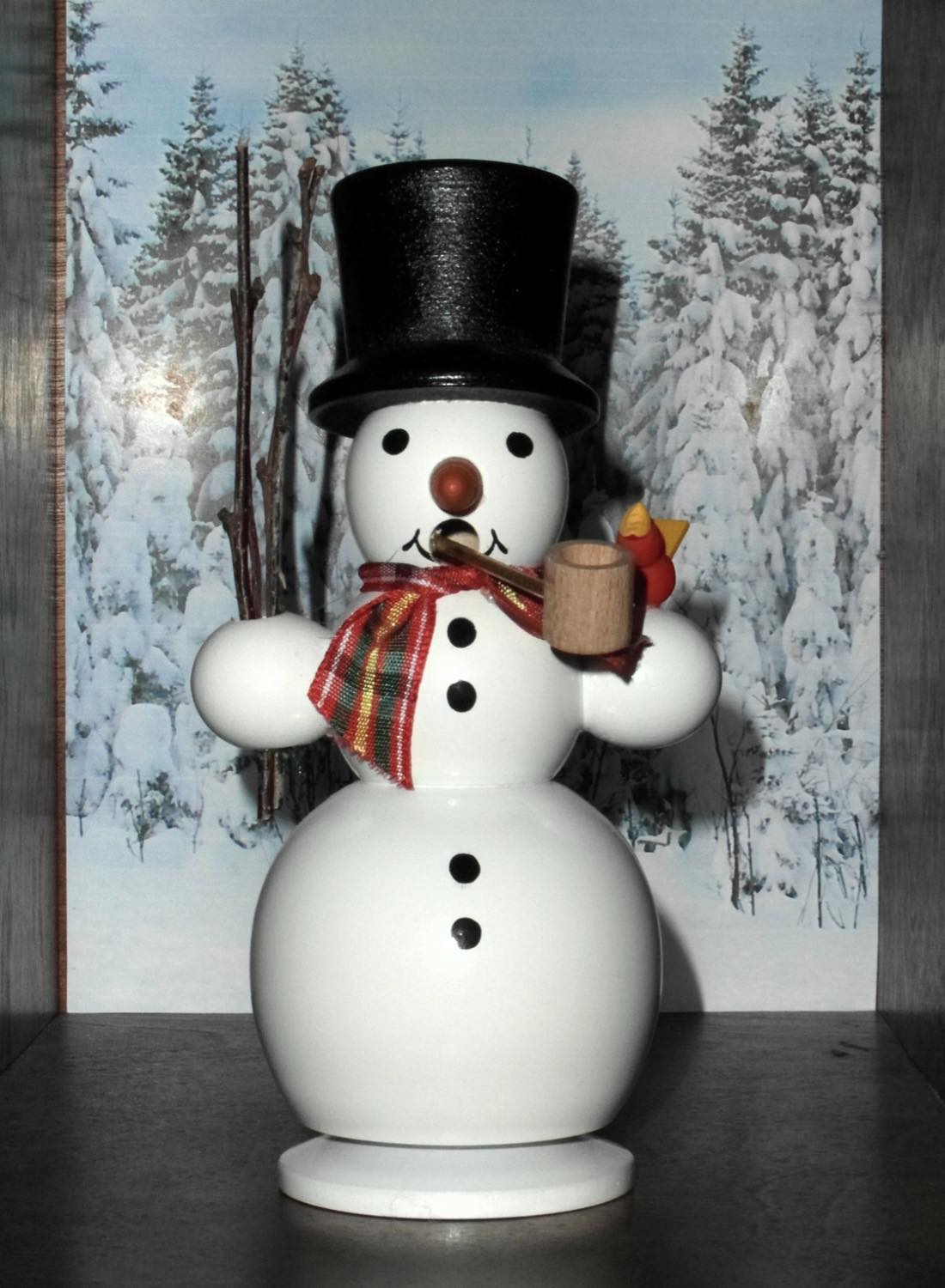 Solve German Snowman Smoker jigsaw puzzle online with 500 pieces