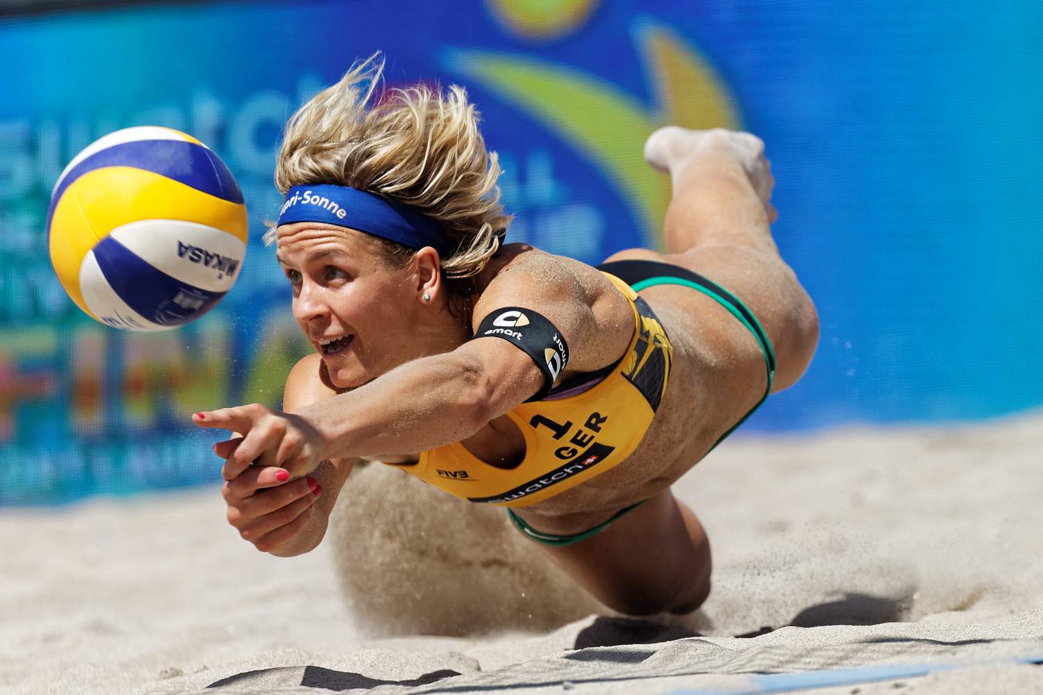 Solve Women's Volleyball-medium jigsaw puzzle online with 96 pieces