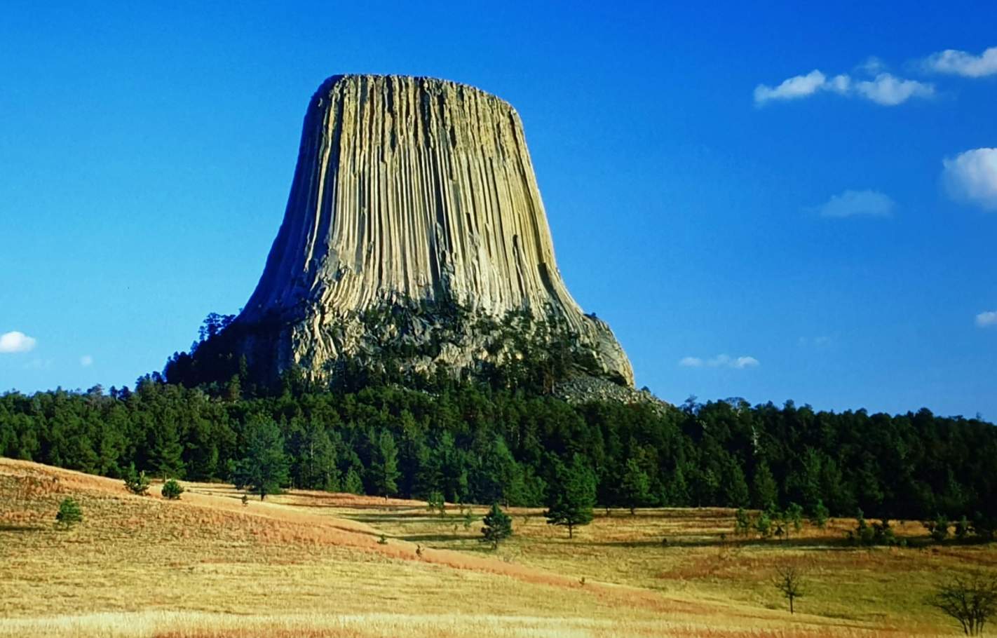 Solve DEVIL'S TOWER jigsaw puzzle online with 28 pieces