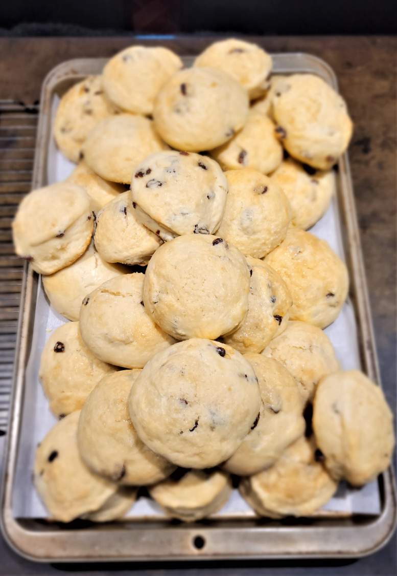 Solve Greyson's Hoomin: English Scones jigsaw puzzle online with 48 pieces