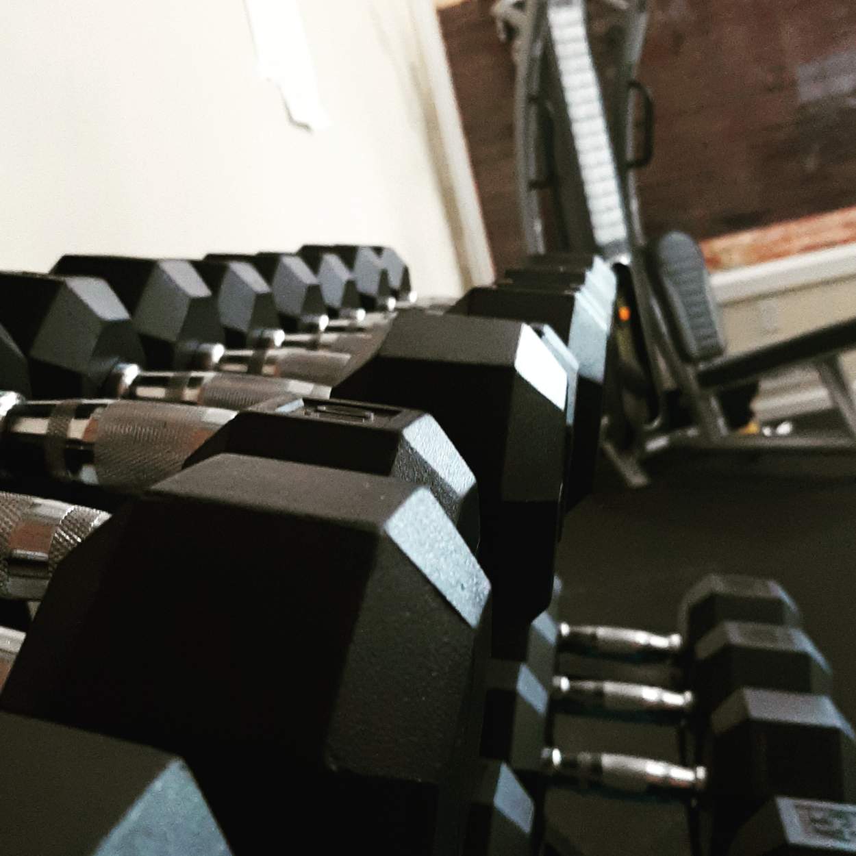 Solve Weights jigsaw puzzle online with 100 pieces