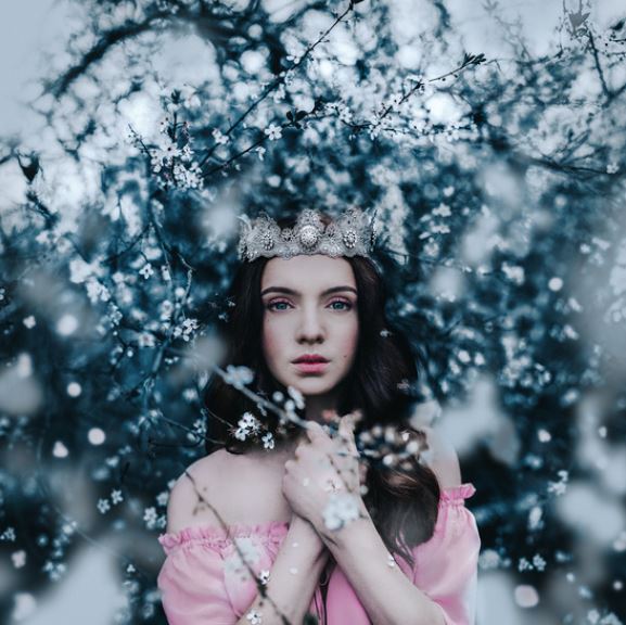 Solve Ellie Victoria Gale art jigsaw puzzle online with 81 pieces