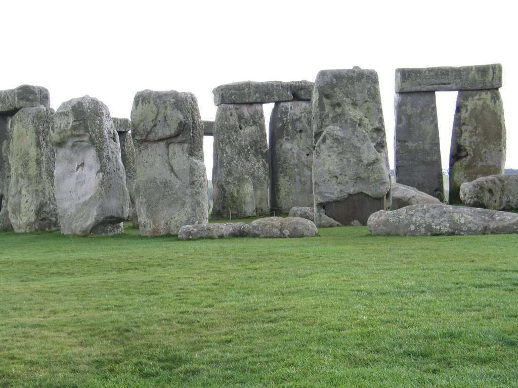 Solve Stonehenge jigsaw puzzle online with 204 pieces