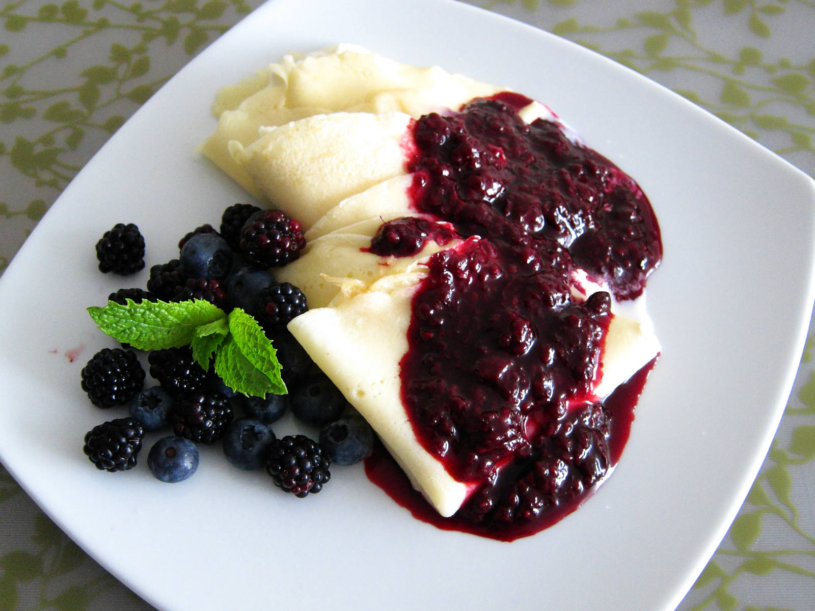 Solve Stella Rosa Blackberry Crepe jigsaw puzzle online with 475 pieces