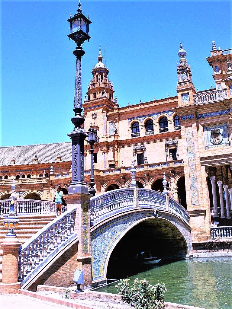 Solve Plaza de España (Sevilla) jigsaw puzzle online with 238 pieces