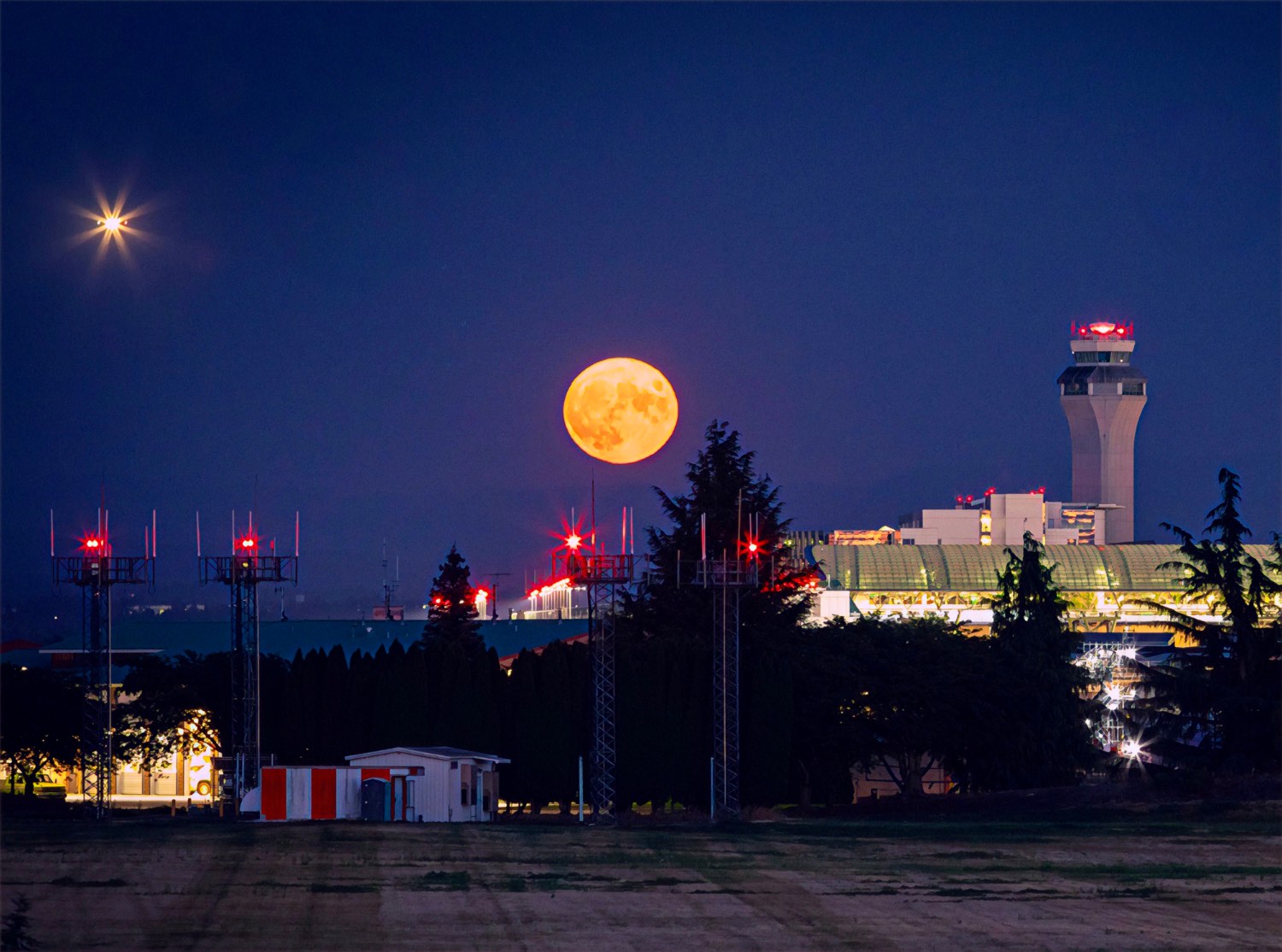 Solve Moonrise at PDX jigsaw puzzle online with 88 pieces