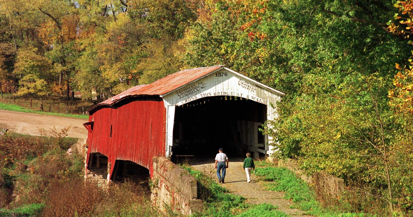 Solve Covered Bridge jigsaw puzzle online with 98 pieces
