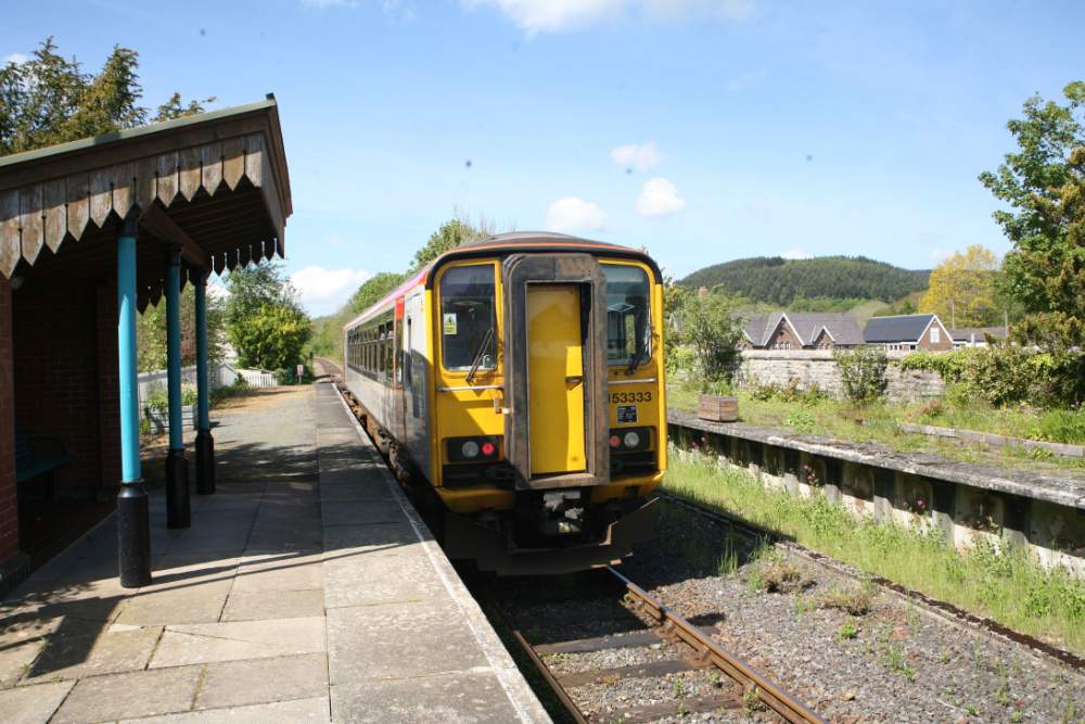 Solve Bucknell 27-05-2012 BR Class 153333 at Station 01 jigsaw puzzle ...