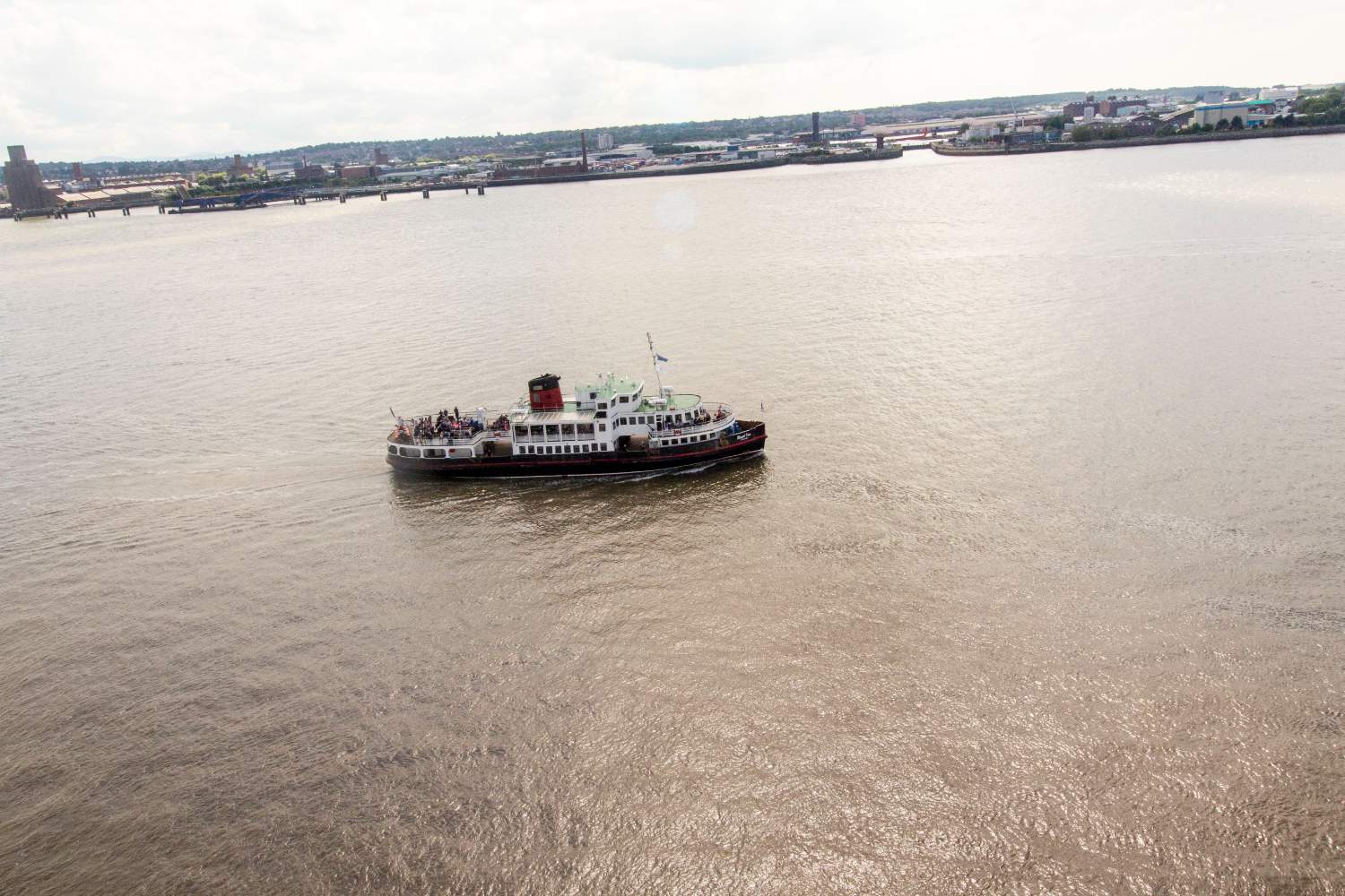 Solve Mersey 07-06-2022 mv Royal Iris passing mv Emerald Princess 01 ...