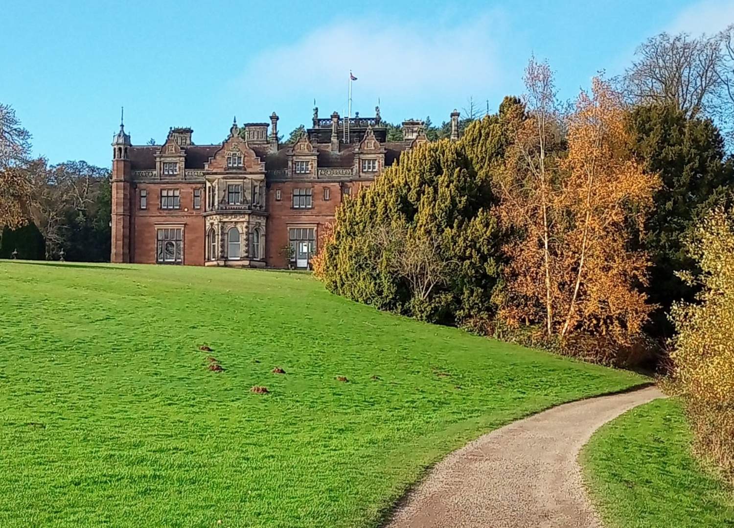 Solve Keele Hall jigsaw puzzle online with 88 pieces