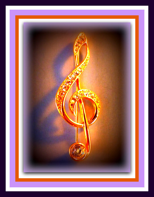 Solve Treble Clef Brooch jigsaw puzzle online with 20 pieces