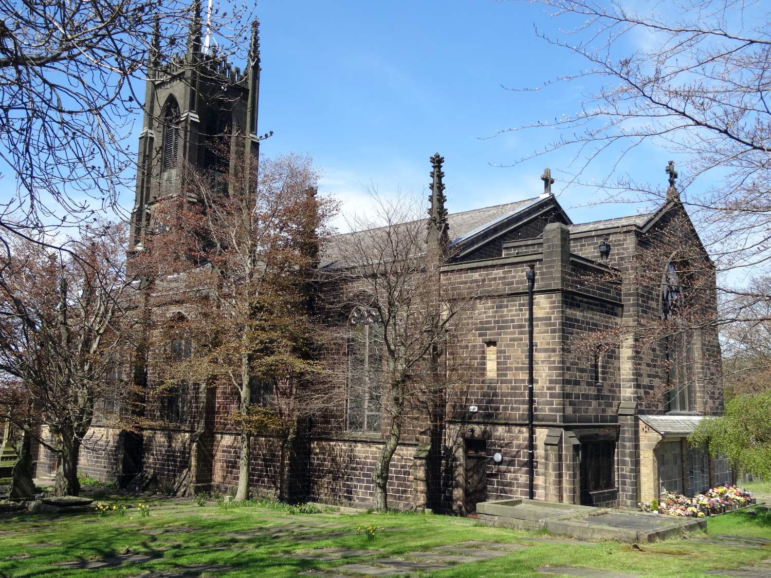 Solve Holy Trinity Horwich (7) jigsaw puzzle online with 48 pieces