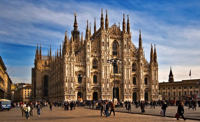 Solve Milan jigsaw puzzle online with 15 pieces