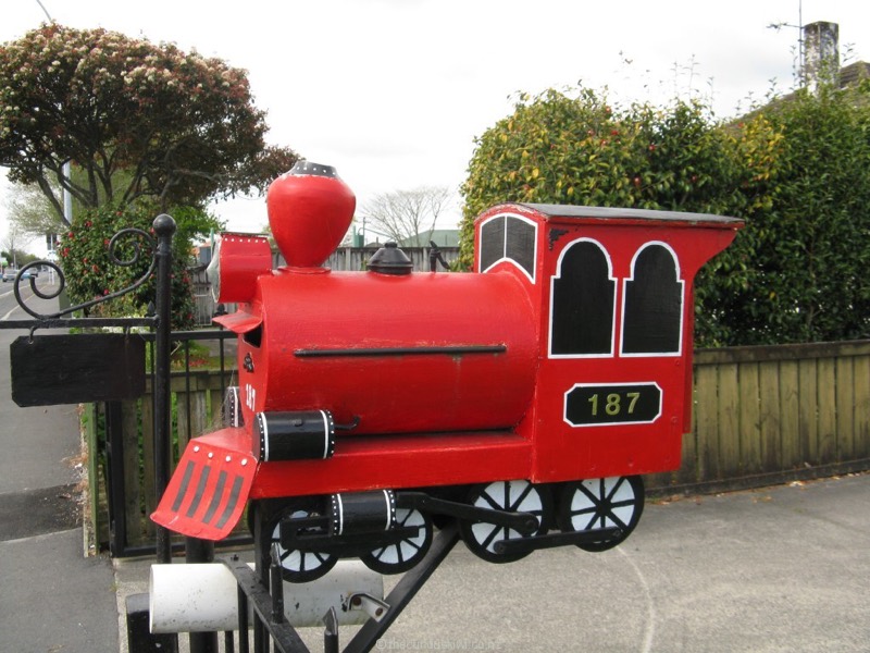 Solve The Little Red Engine jigsaw puzzle online with 12 pieces