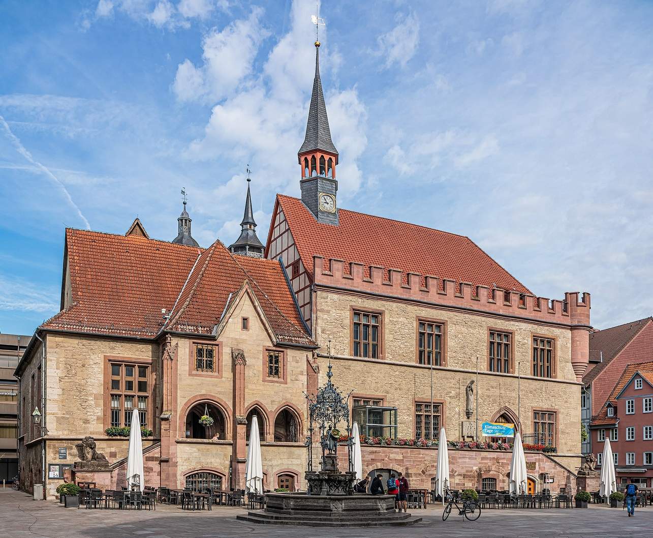 Solve Göttingen, Altes Rathaus jigsaw puzzle online with 80 pieces