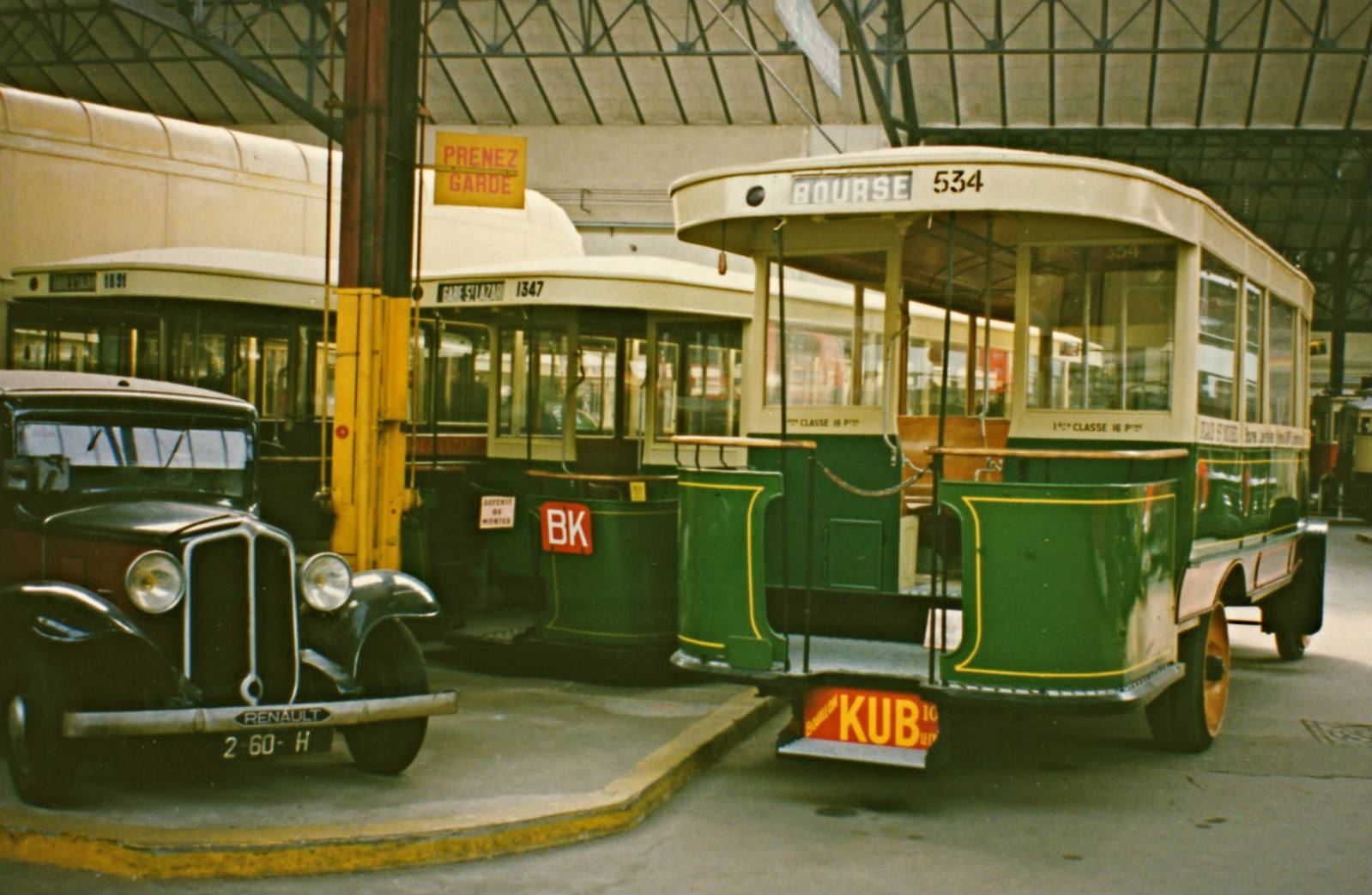 Solve Old Paris bus jigsaw puzzle online with 442 pieces