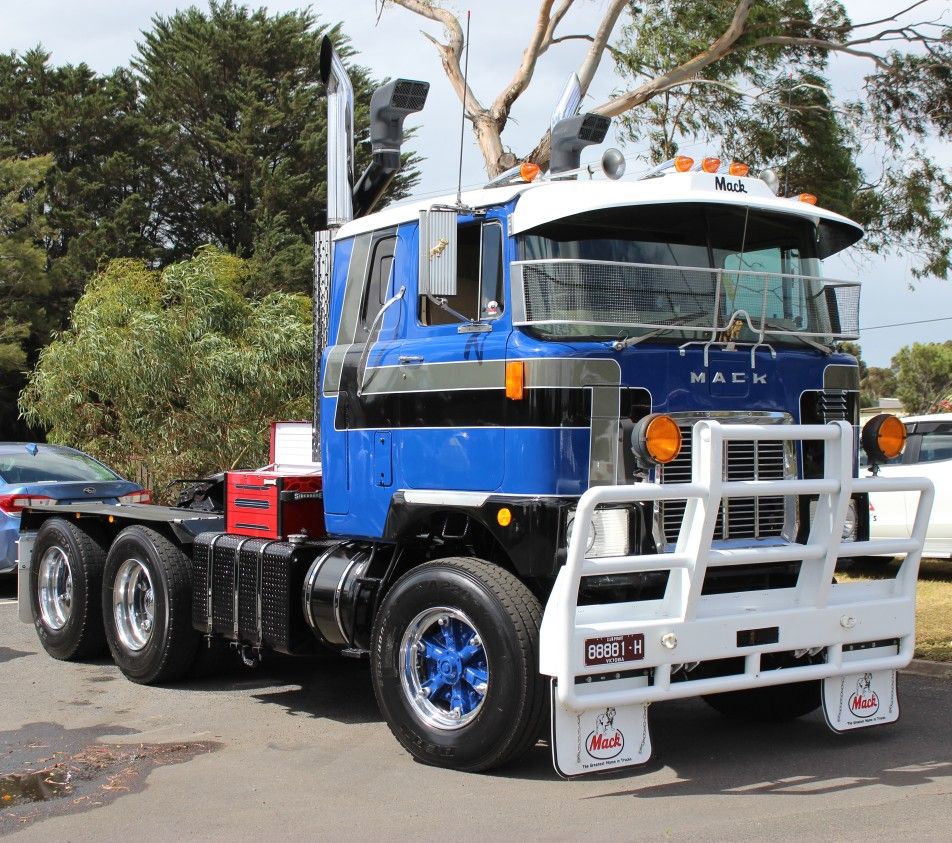 Solve COE Mack_01 jigsaw puzzle online with 224 pieces