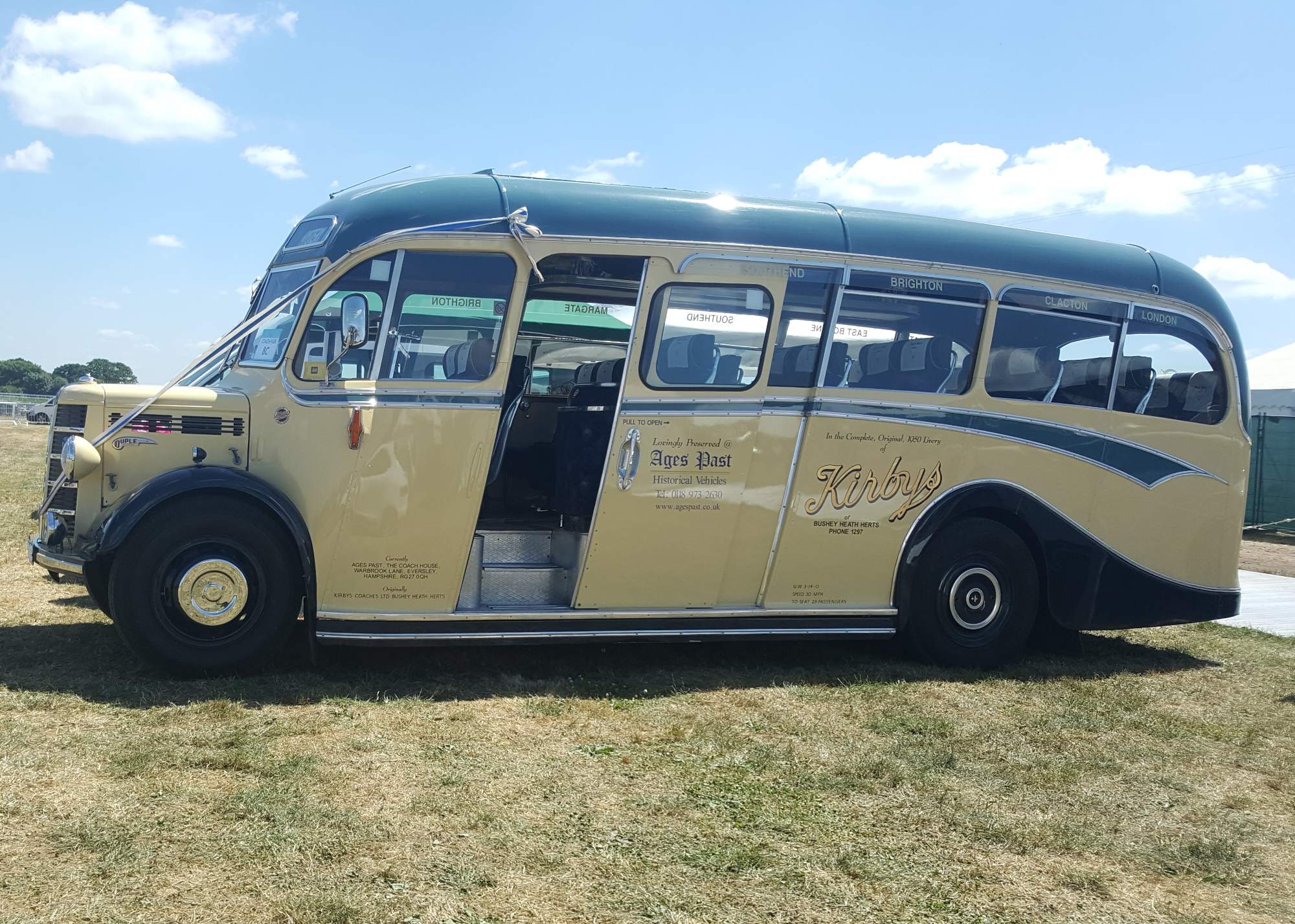 Solve Bedford OWB coach jigsaw puzzle online with 204 pieces