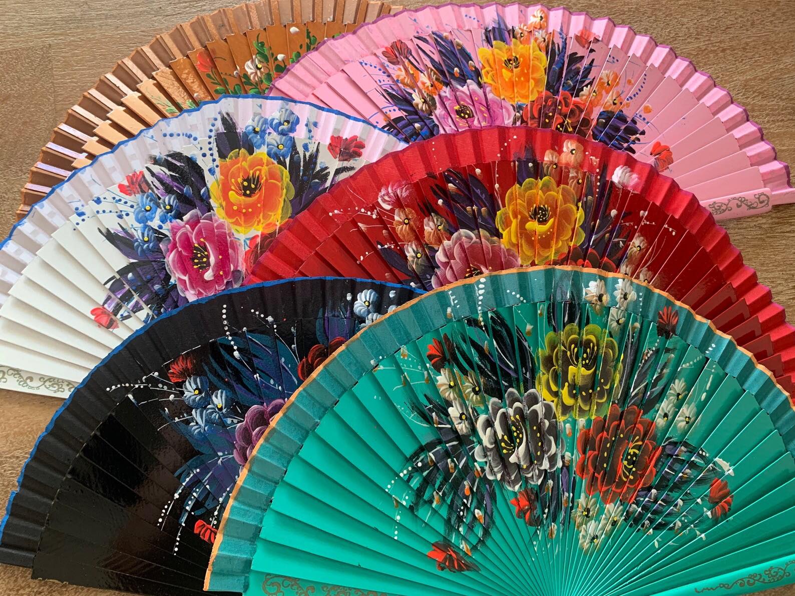 Solve Beautiful Hand Fans jigsaw puzzle online with 154 pieces