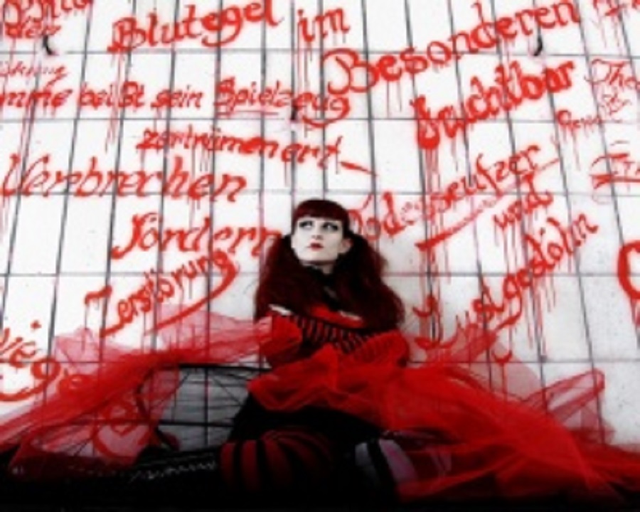 Solve German-goth-girl jigsaw puzzle online with 154 pieces