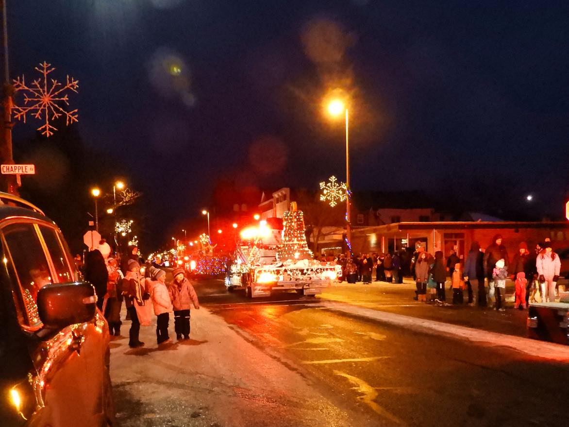 Solve Small Town Christmas Parade A Jigsaw Puzzle Online With 20 Pieces solve-small-town-christmas-parade-a-jigsaw-puzzle-online-with-20-pieces