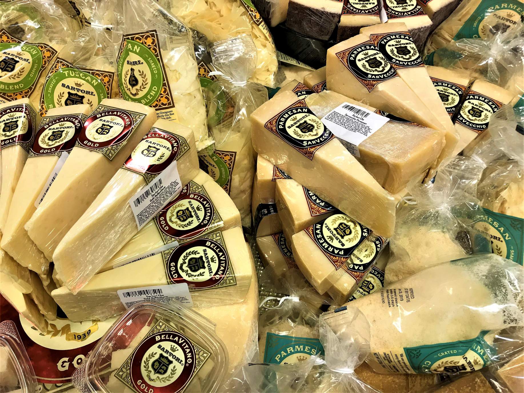 Solve Cheeses (large) jigsaw puzzle online with 176 pieces