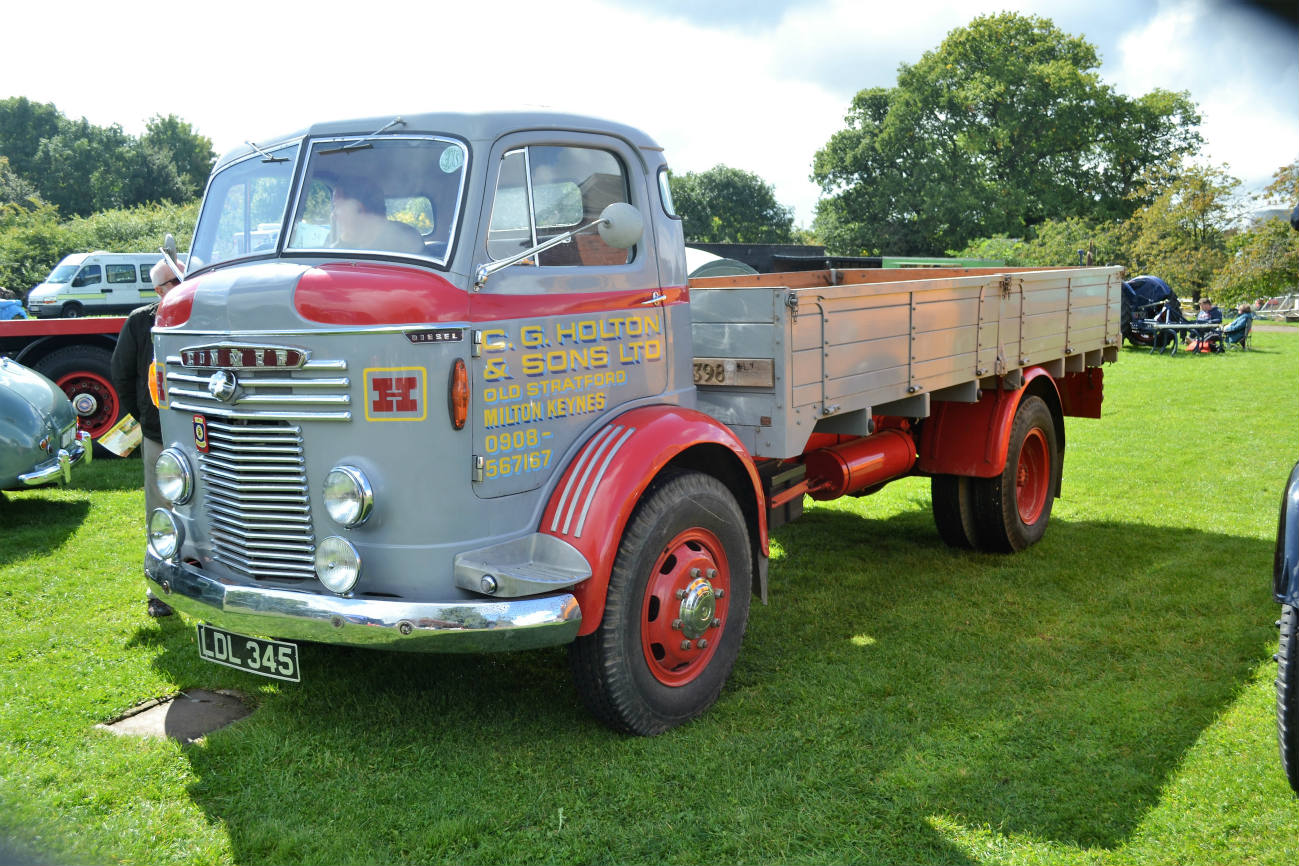 Solve 1954 Commer QX Mk III jigsaw puzzle online with 117 pieces