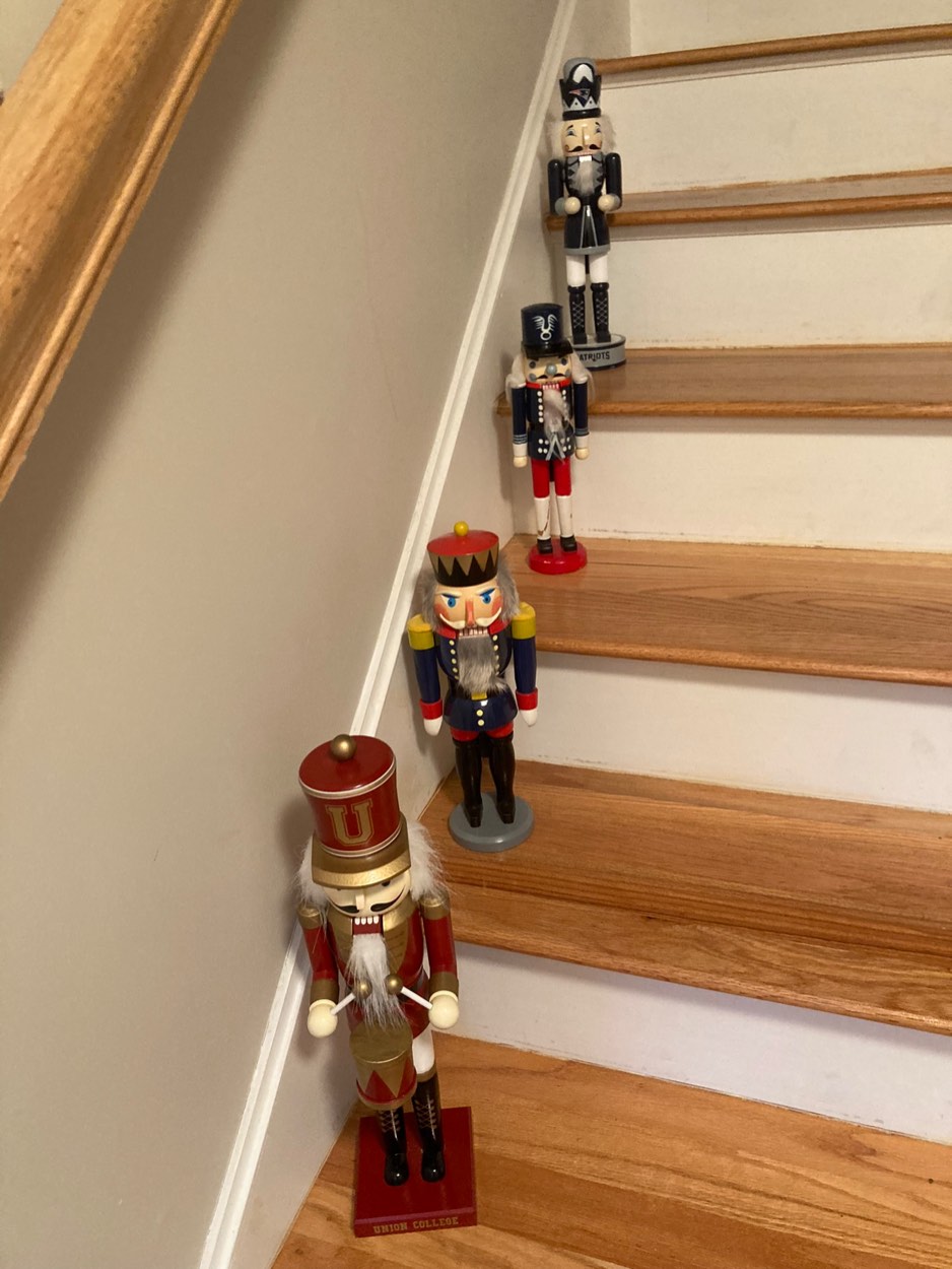 Solve Nutcracker Soldiers jigsaw puzzle online with 70 pieces