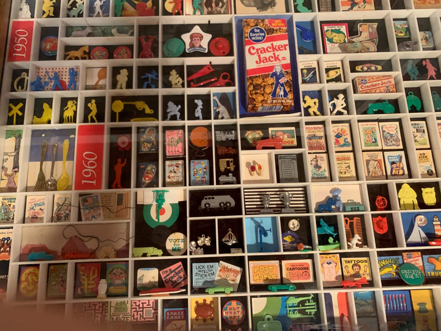 Solve Cracker Jack display jigsaw puzzle online with 88 pieces