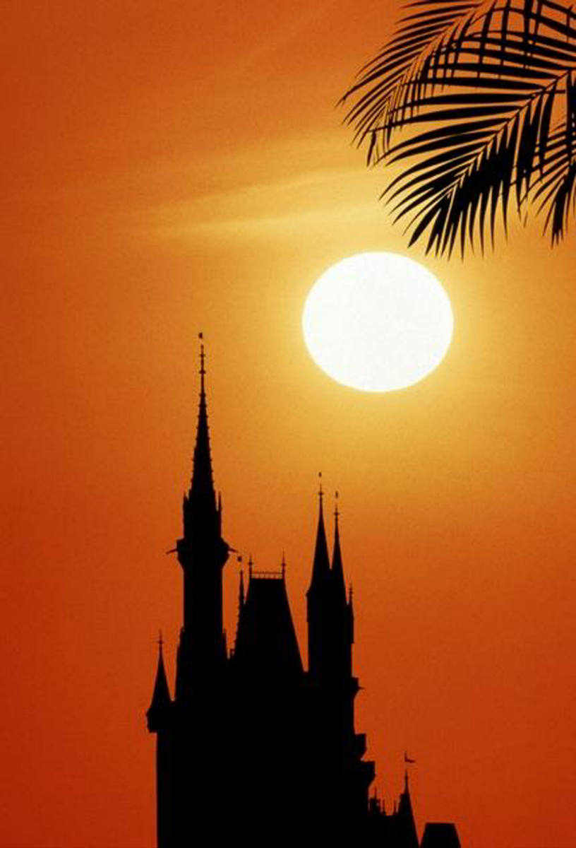 Solve sunset disney castle jigsaw puzzle online with 280 pieces