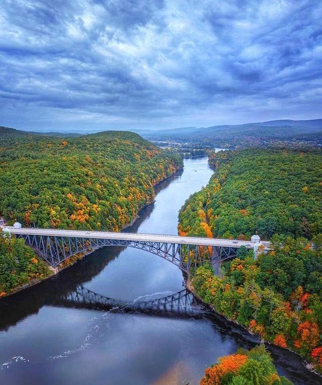 Solve Bridge jigsaw puzzle online with 99 pieces