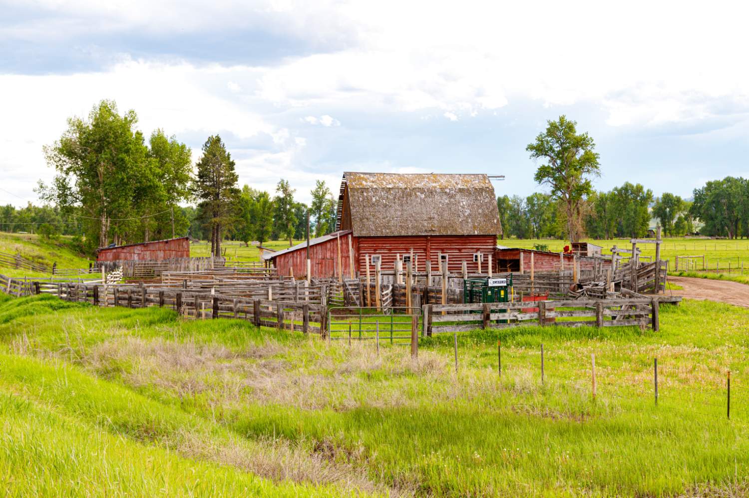 Solve OLD MONTANA RANCH jigsaw puzzle online with 96 pieces