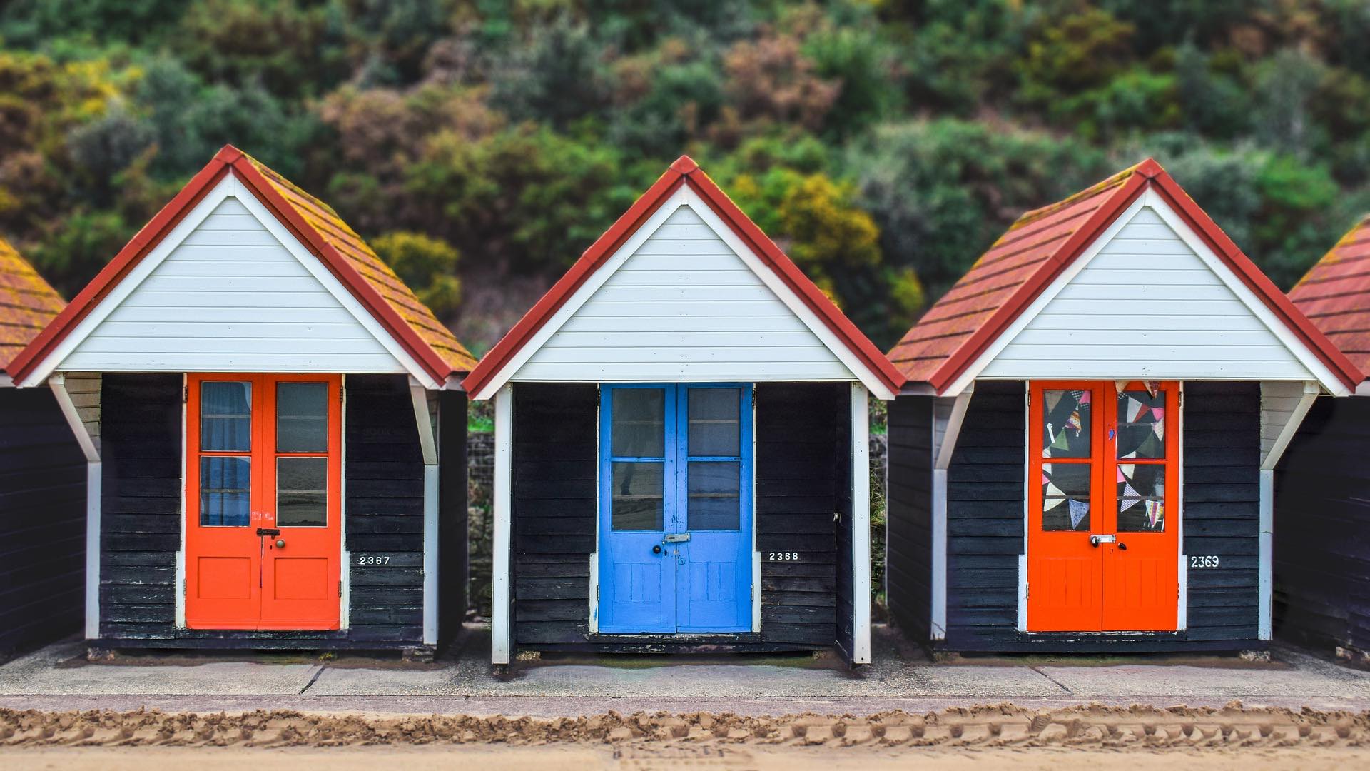 Solve Beach huts!! jigsaw puzzle online with 576 pieces