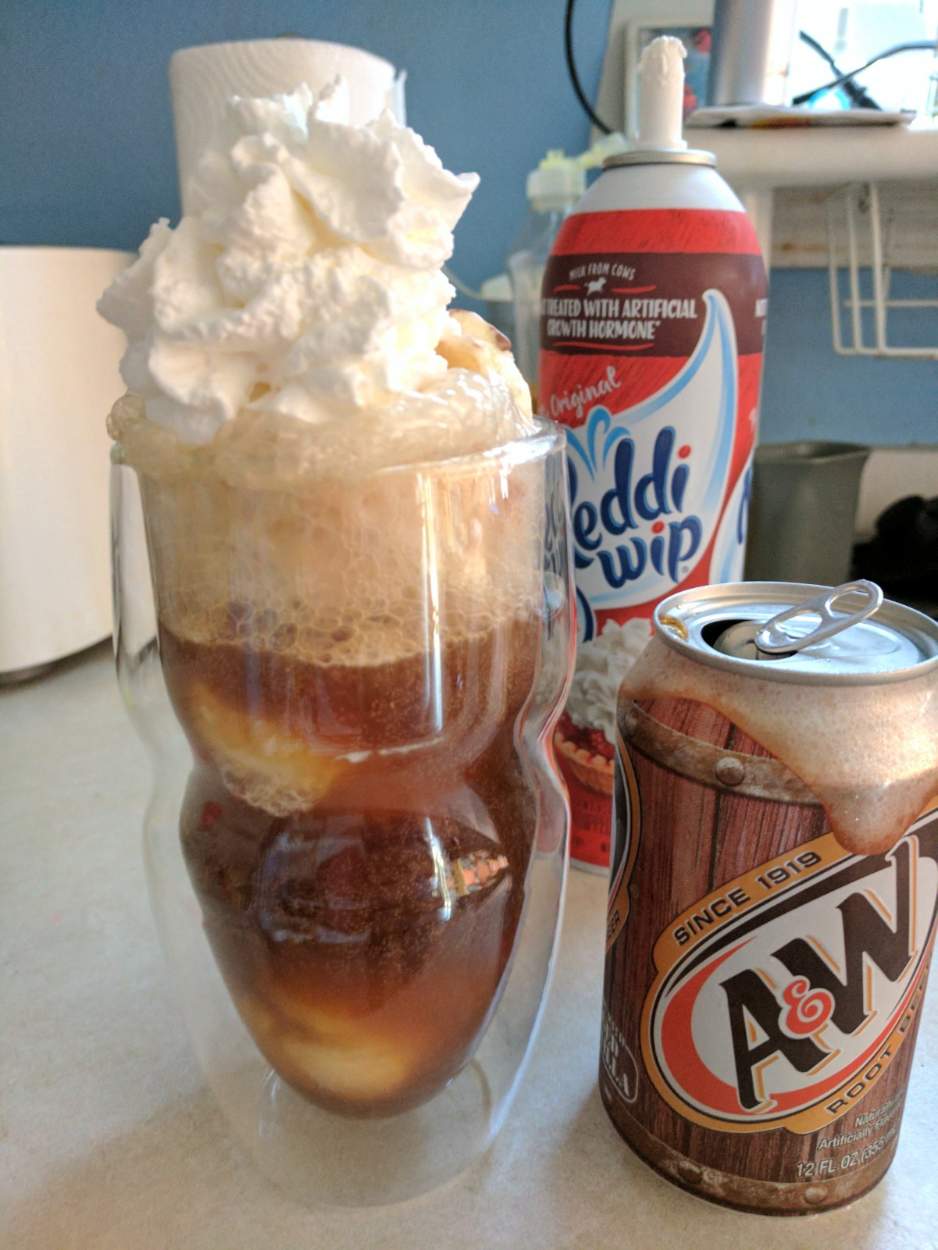 Solve Root beer float! jigsaw puzzle online with 70 pieces