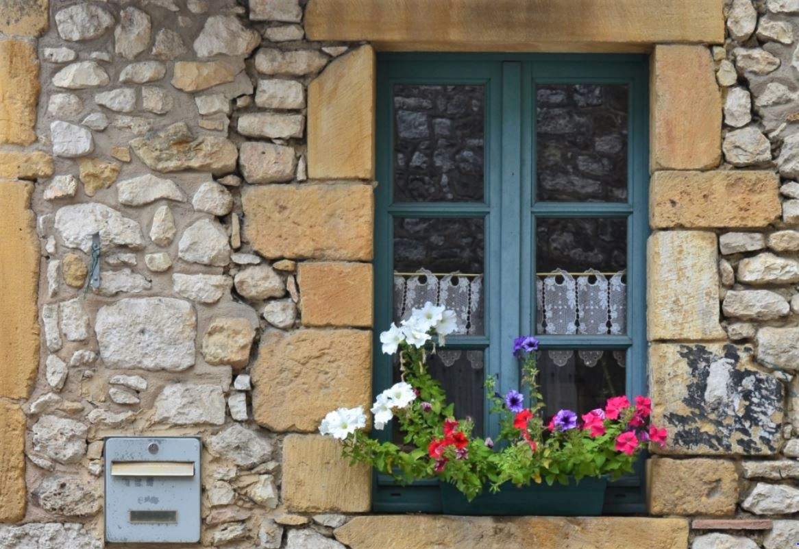 Solve 'A French Address" jigsaw puzzle online with 140 pieces