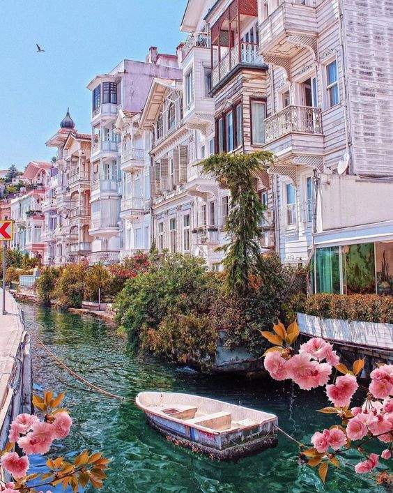 Solve Istanbul jigsaw puzzle online with 80 pieces