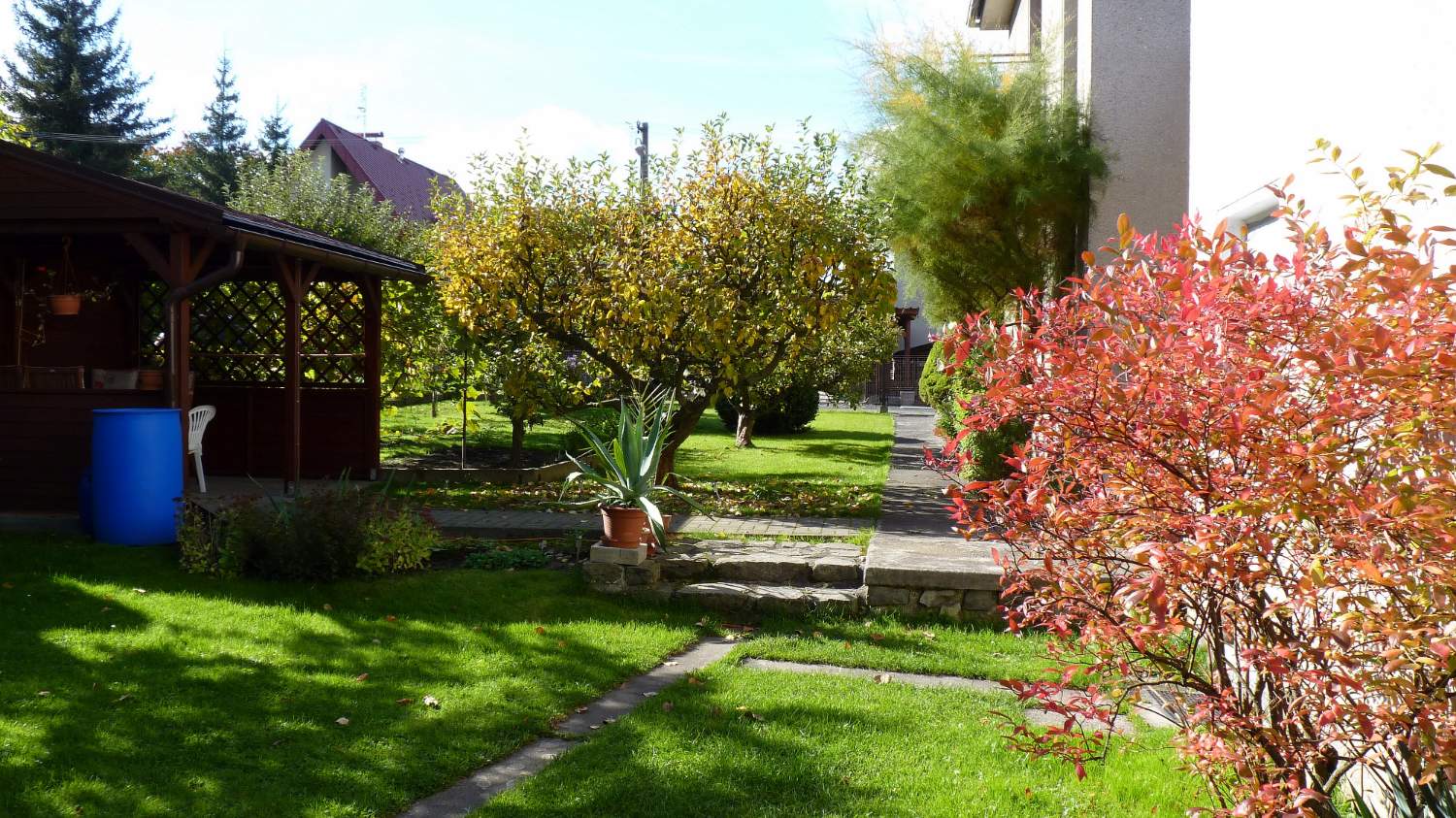 Solve Naše zahrada - podzim jigsaw puzzle online with 32 pieces