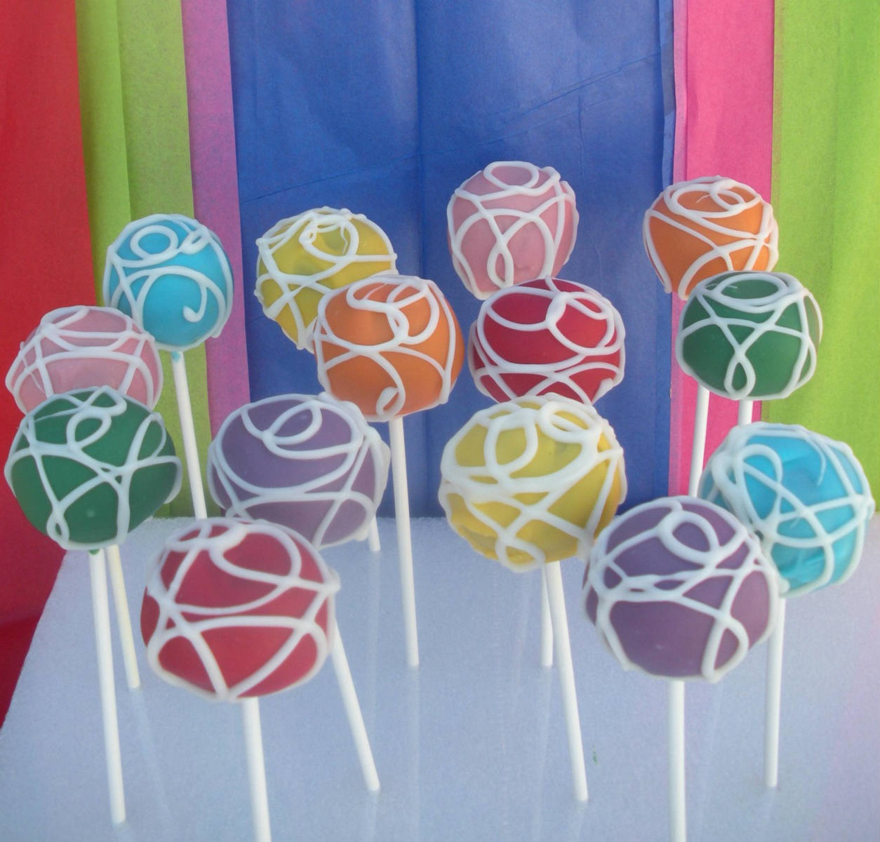 Solve Cake pops design jigsaw puzzle online with 156 pieces