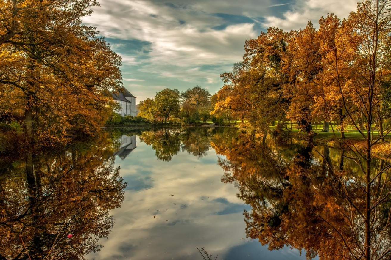 Solve Gråsten Slot :-) jigsaw puzzle online with 24 pieces