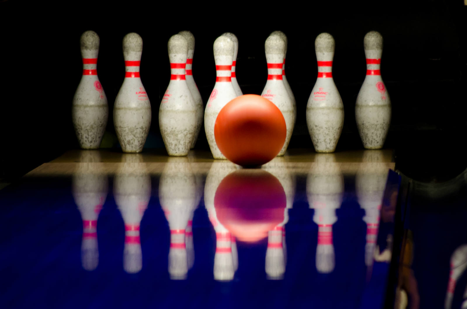 Solve Bowling (PublicDomain) jigsaw puzzle online with 216 pieces