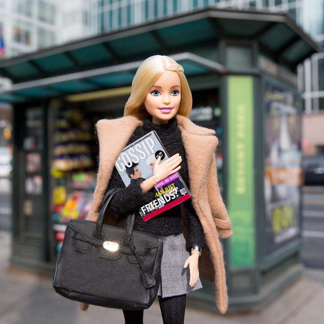 Solve Gossip Barbie jigsaw puzzle online with 144 pieces