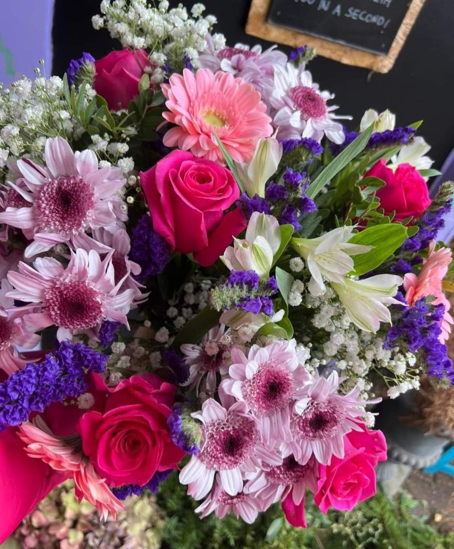 Solve barev.kyt. jigsaw puzzle online with 63 pieces