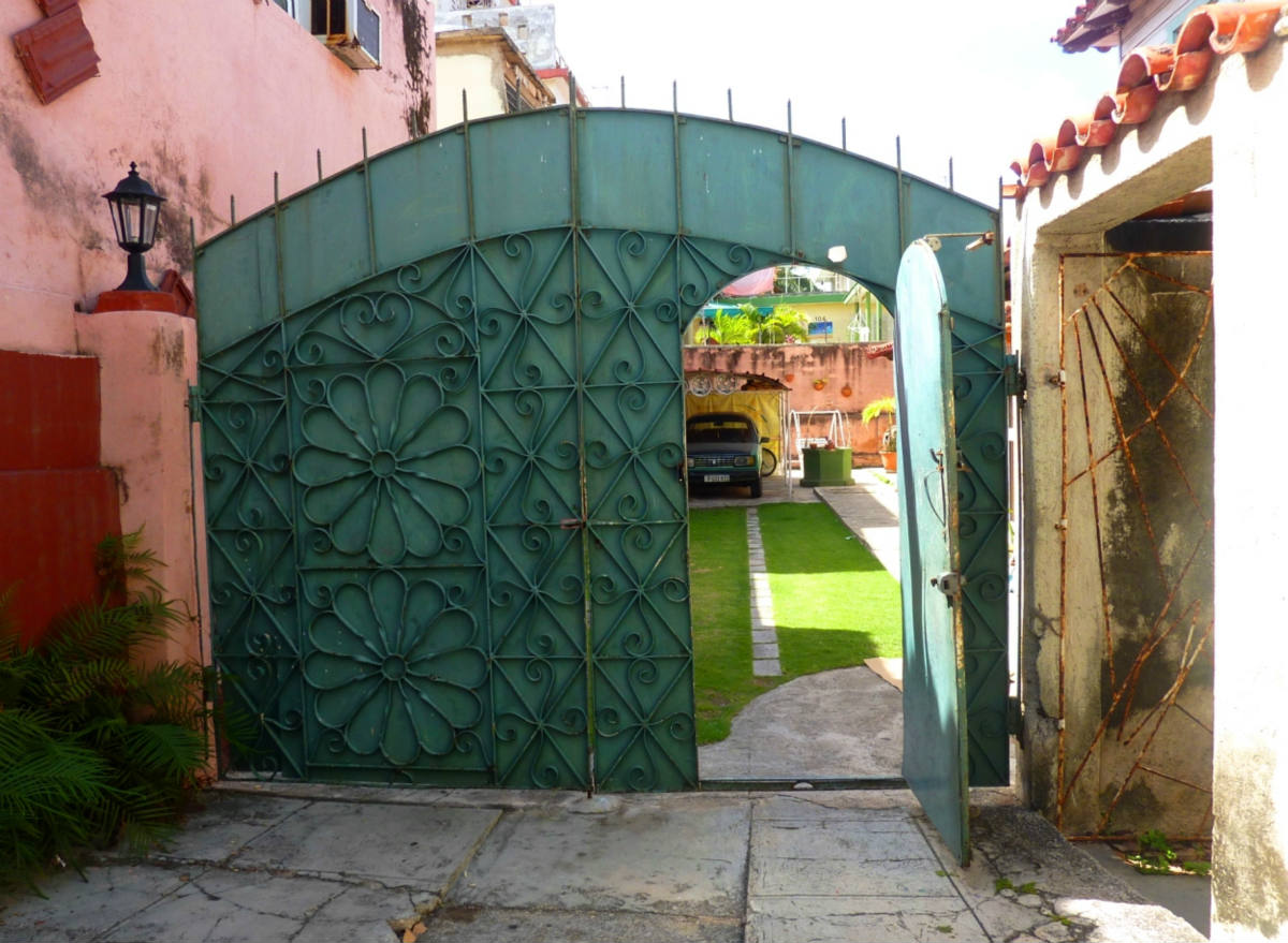 Solve Cuba - gate jigsaw puzzle online with 63 pieces