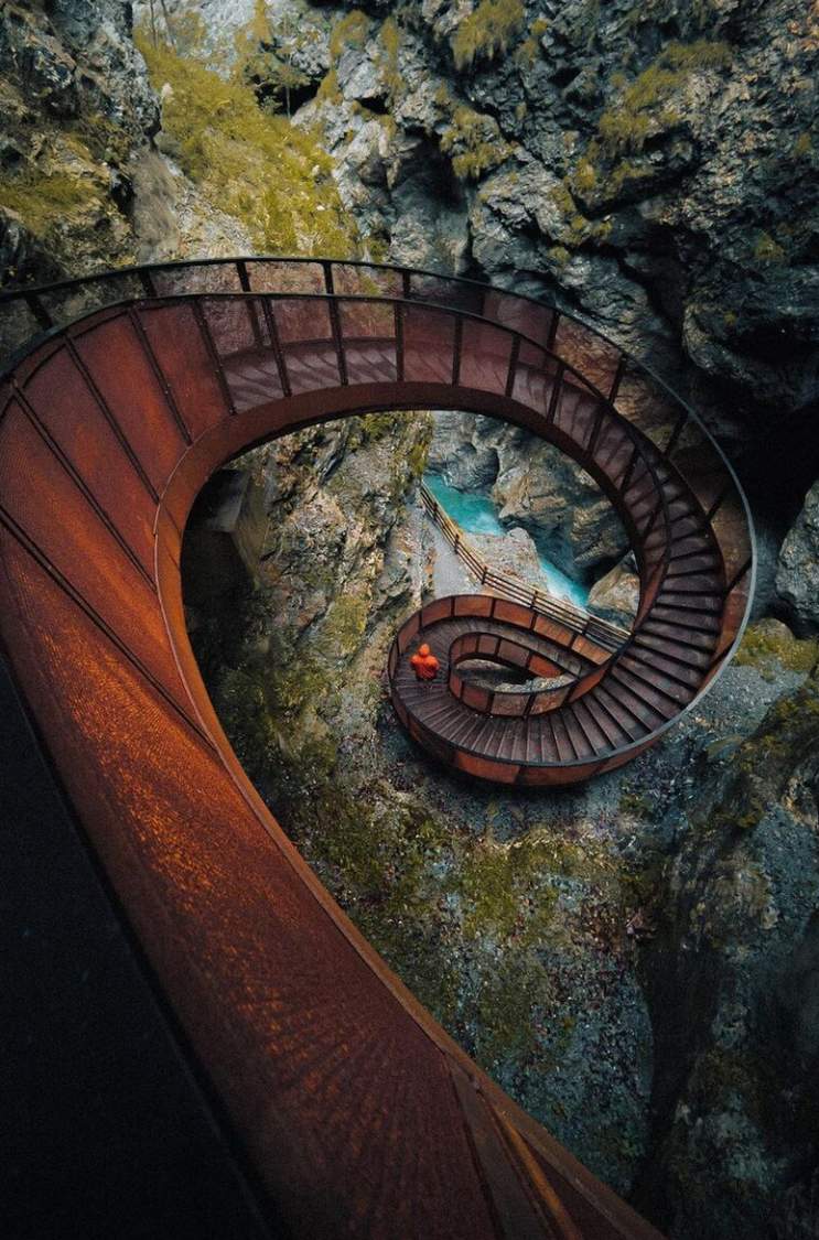 Solve Stairs jigsaw puzzle online with 54 pieces