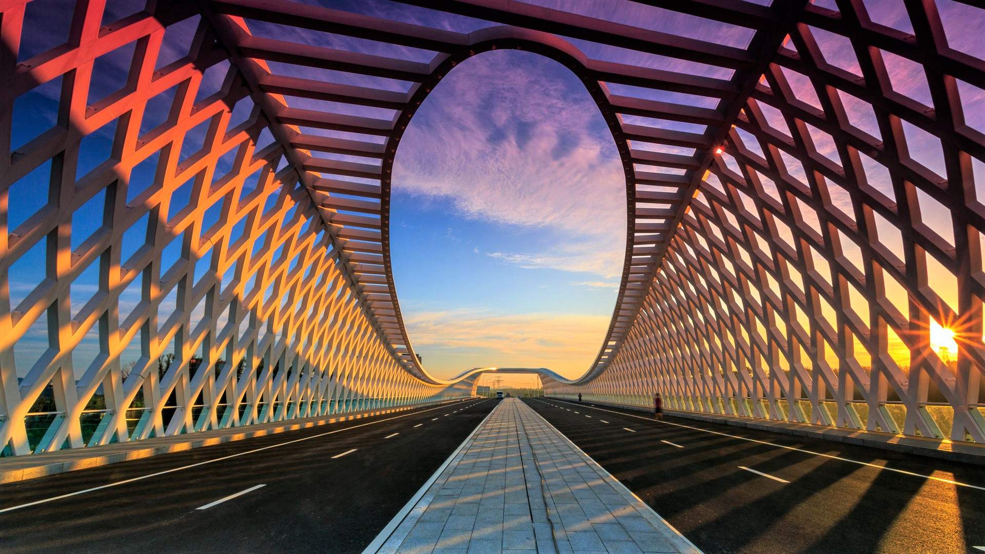 Solve Unusual Bridge jigsaw puzzle online with 153 pieces